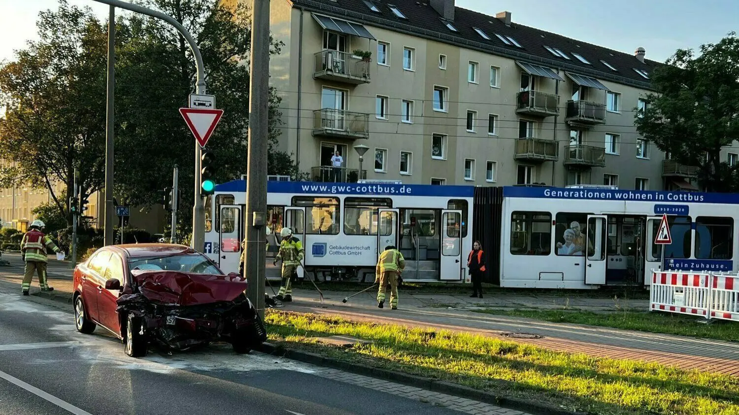 Unfall in Cottbus: Pkw kracht auf Nordring mit Straßenbahn zusammen | Lausitzer Rundschau