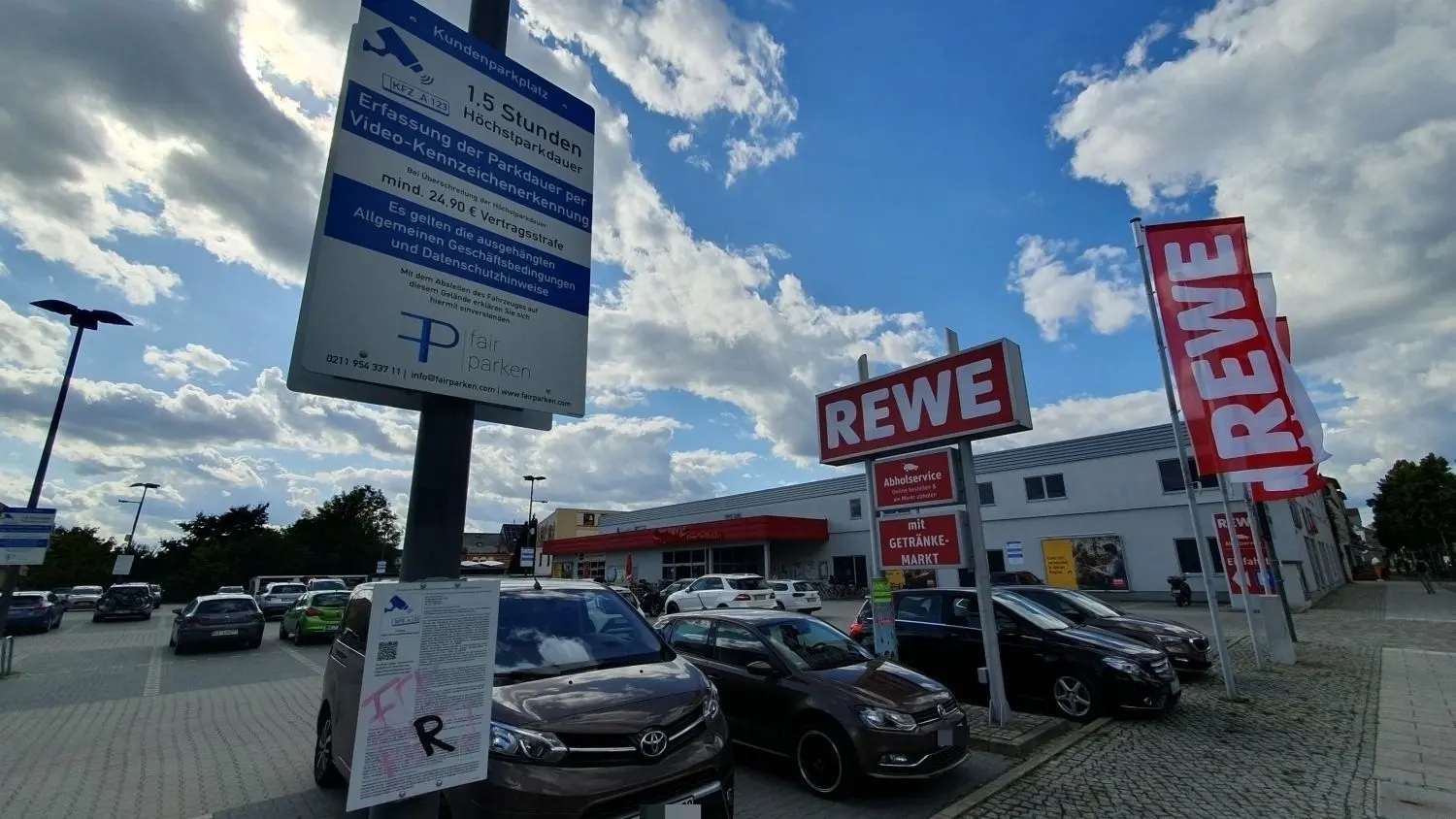 Rewe-Parkplatz in Senftenberg: Bußgeld trotz Parkscheibe? So erfassen ...