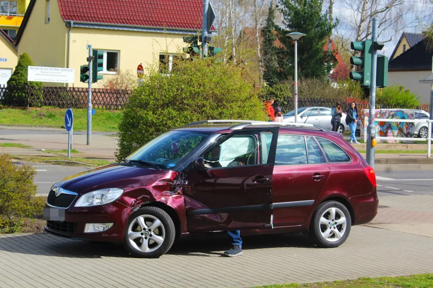 Unfall in Cottbus: Pkw kollidiert mit Straßenbahn | Lausitzer Rundschau