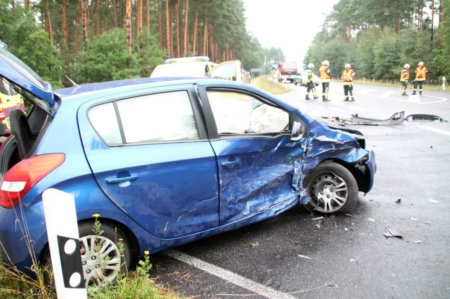 Unfall bei Bernsdorf: Zwei Autos kollidieren auf der S94 frontal miteinander | Lausitzer Rundschau