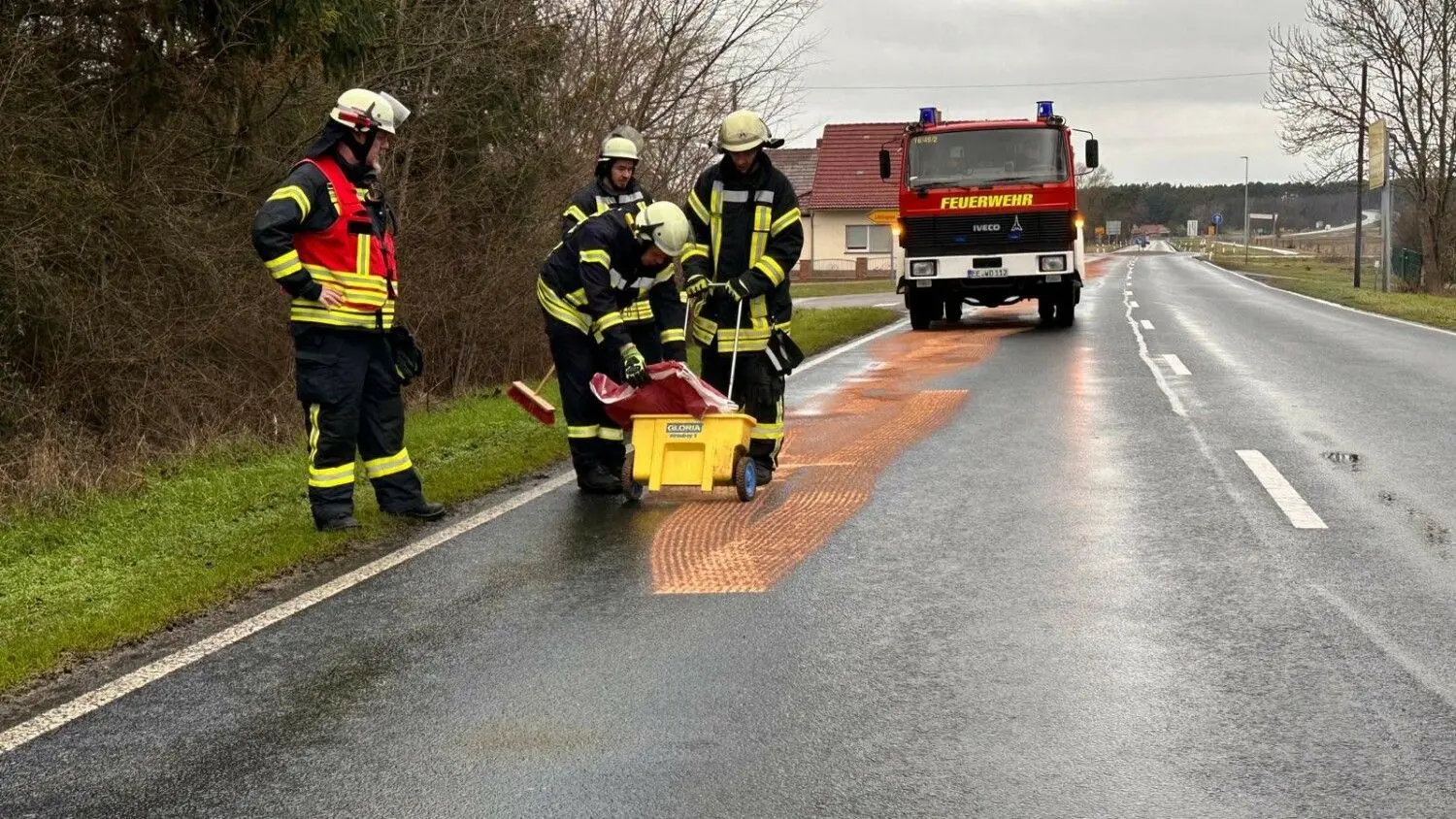 Feuerwehr auf B101 und B87: Etwa 60 Kilometer lange Dieselspur zwischen ...